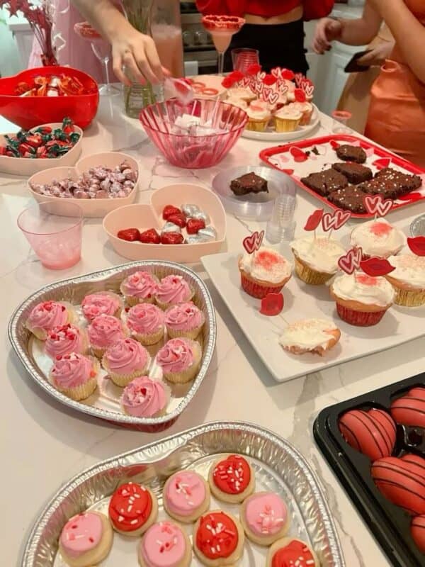 21 Insanely Cute Valentine's Party Ideas Your Guests Will Love - She Be ...